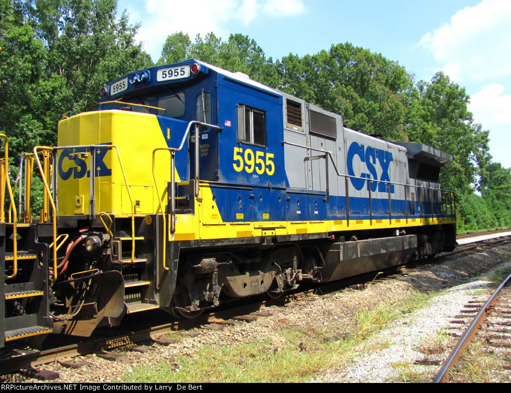 CSX 5955 Shut down for the weekend at the doghouse